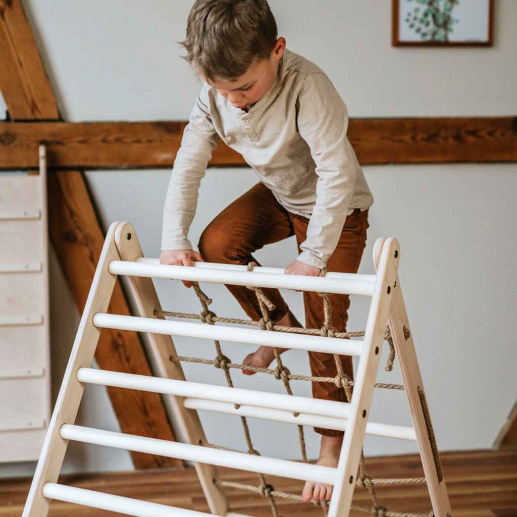 Wooden climbing triangle „Orang Utan“ by Kletterling