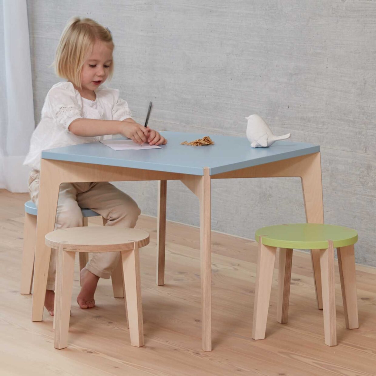 blueroom: Kinder-Spieltisch & Hocker für Kinder entdecken
