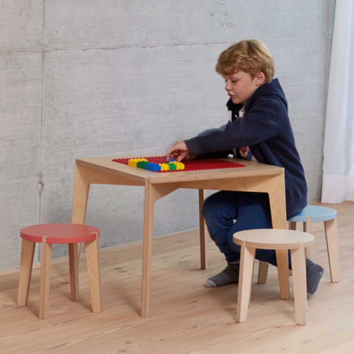 blueroom: Kinder-Spieltisch & Hocker für Kinder entdecken